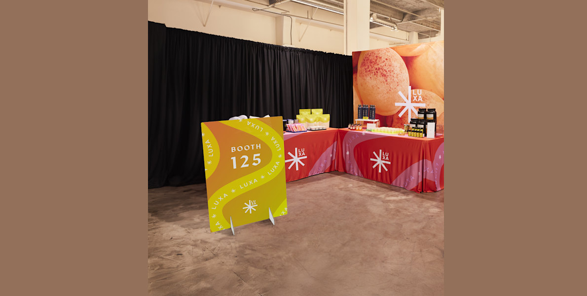 Free-standing Cardboard Displays with Feet | VistaPrint UK