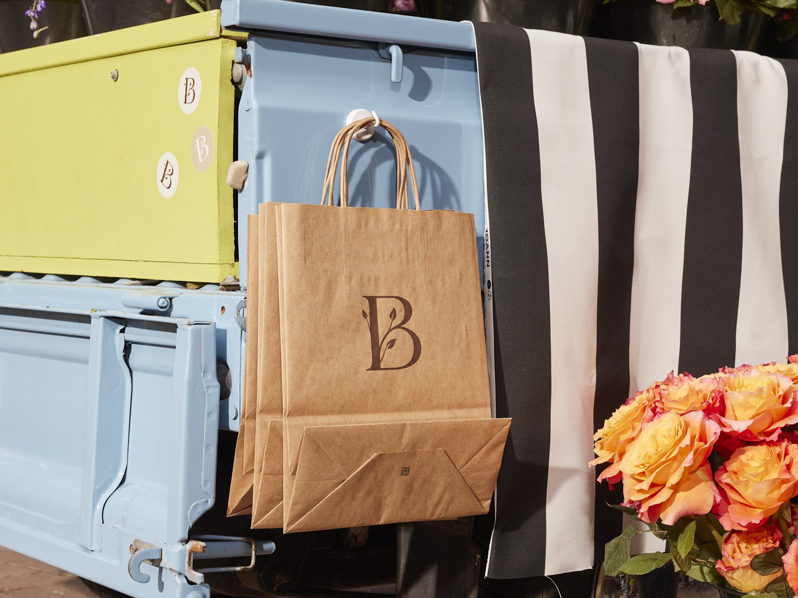 Sacs en papier économiques personnalisés | VistaPrint